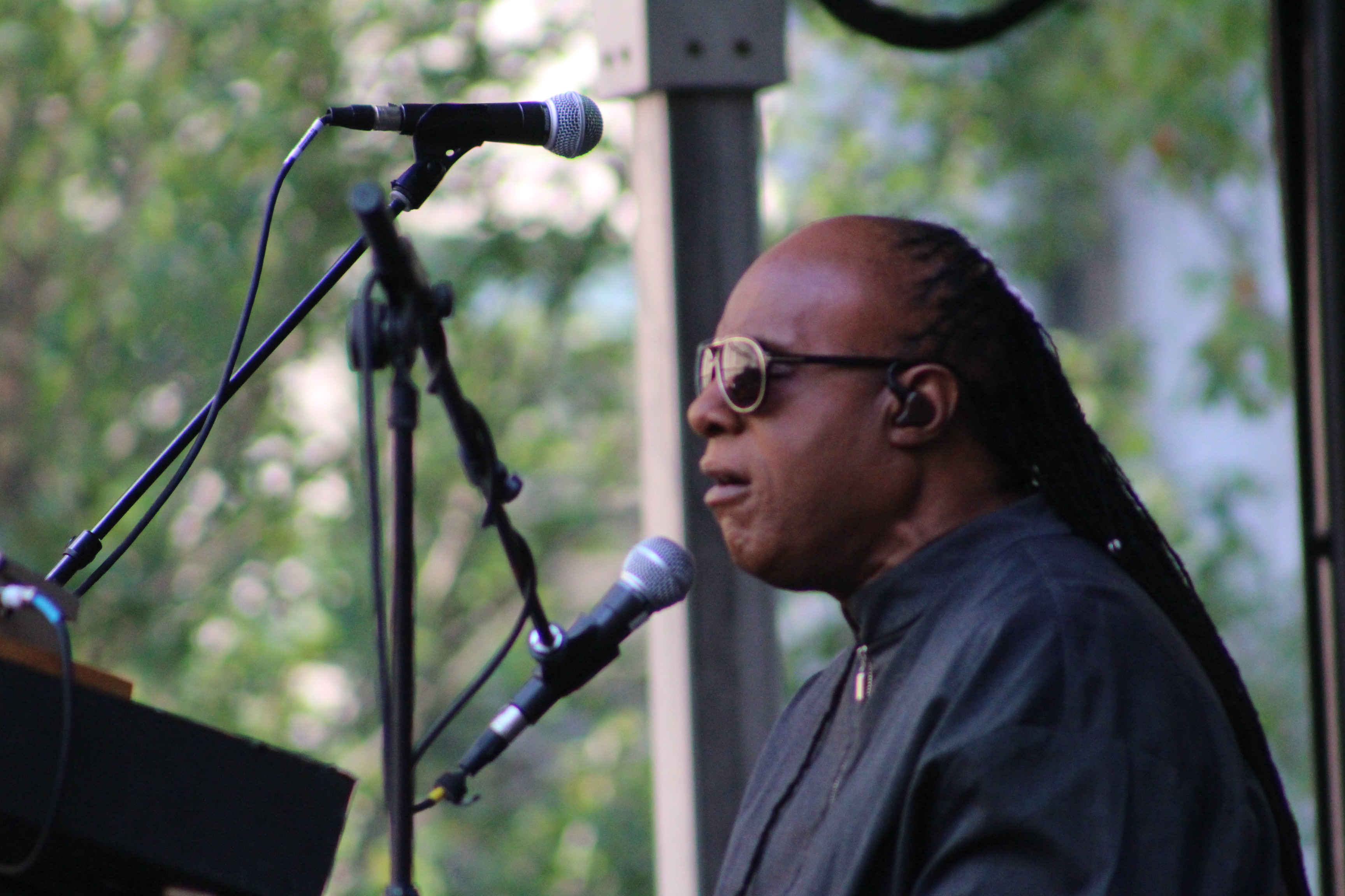 Stevie Wonder Fans Confused, the Iconic Blind Singer Sits in Driver’s Seat